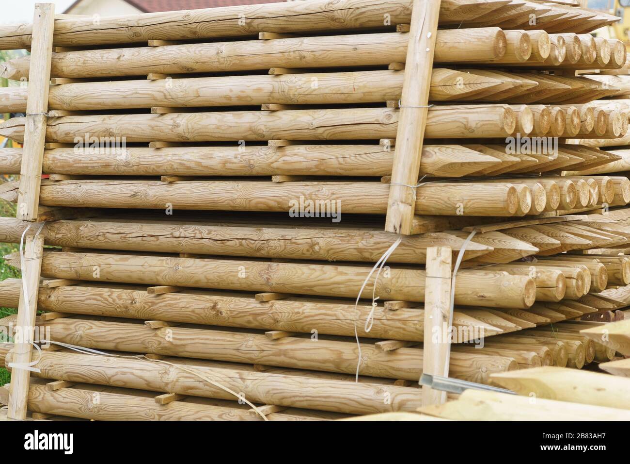 Long log fence hi-res stock photography and images - Alamy