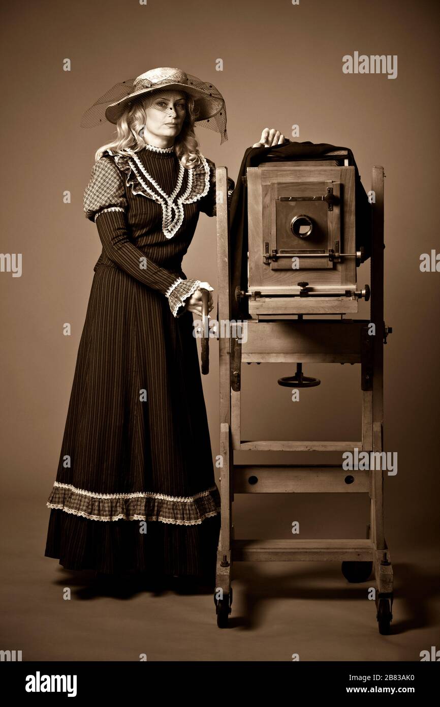 Black and white photographer 1910 hi-res stock photography and images ...