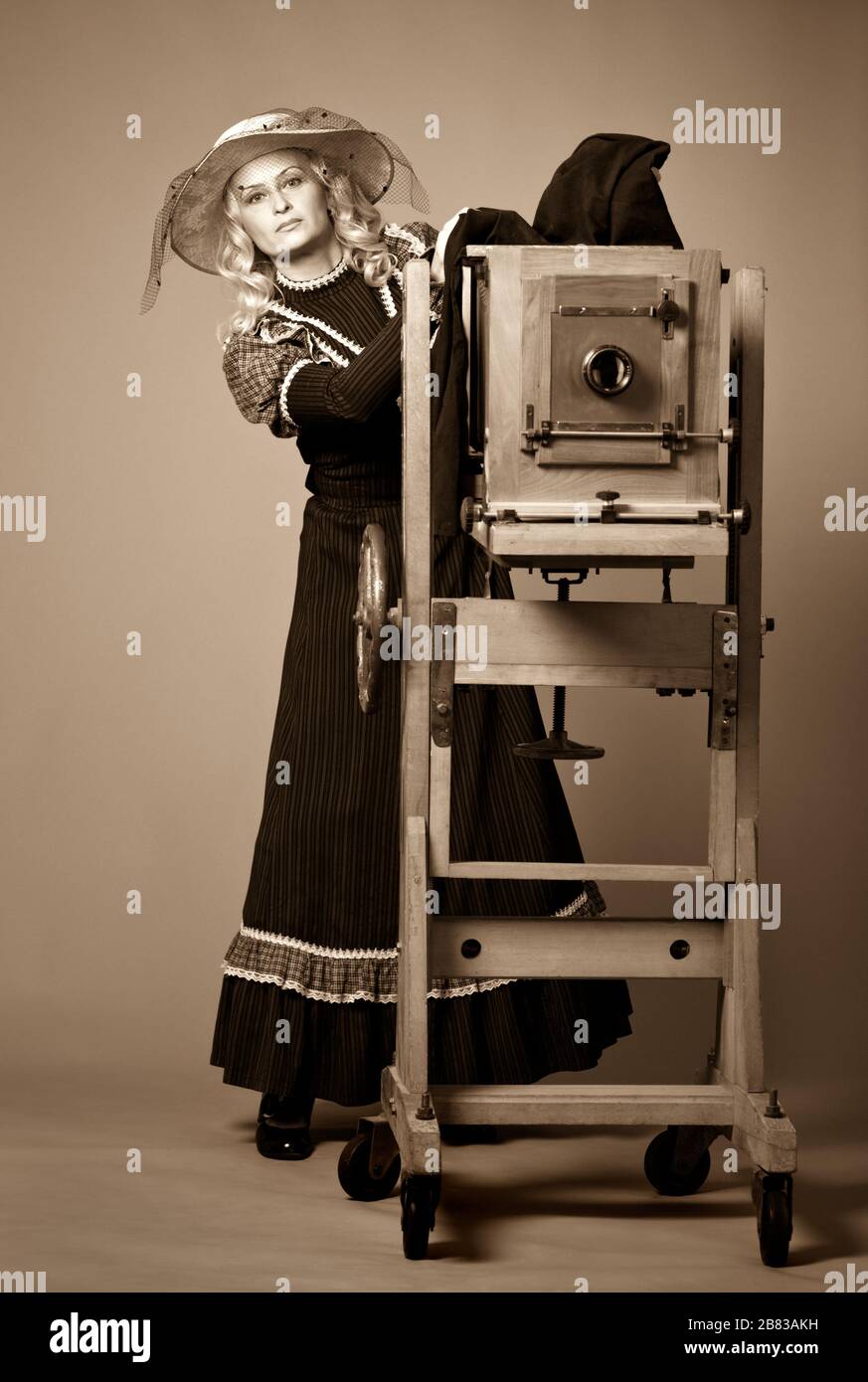 Black and white photographer 1910 hi-res stock photography and images ...