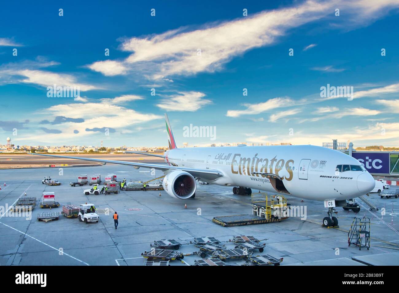 Aeroplane boeing 777 sunset hi-res stock photography and images - Alamy