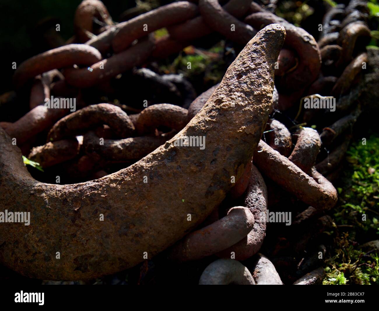 Heavy rusty chain hi-res stock photography and images - Alamy