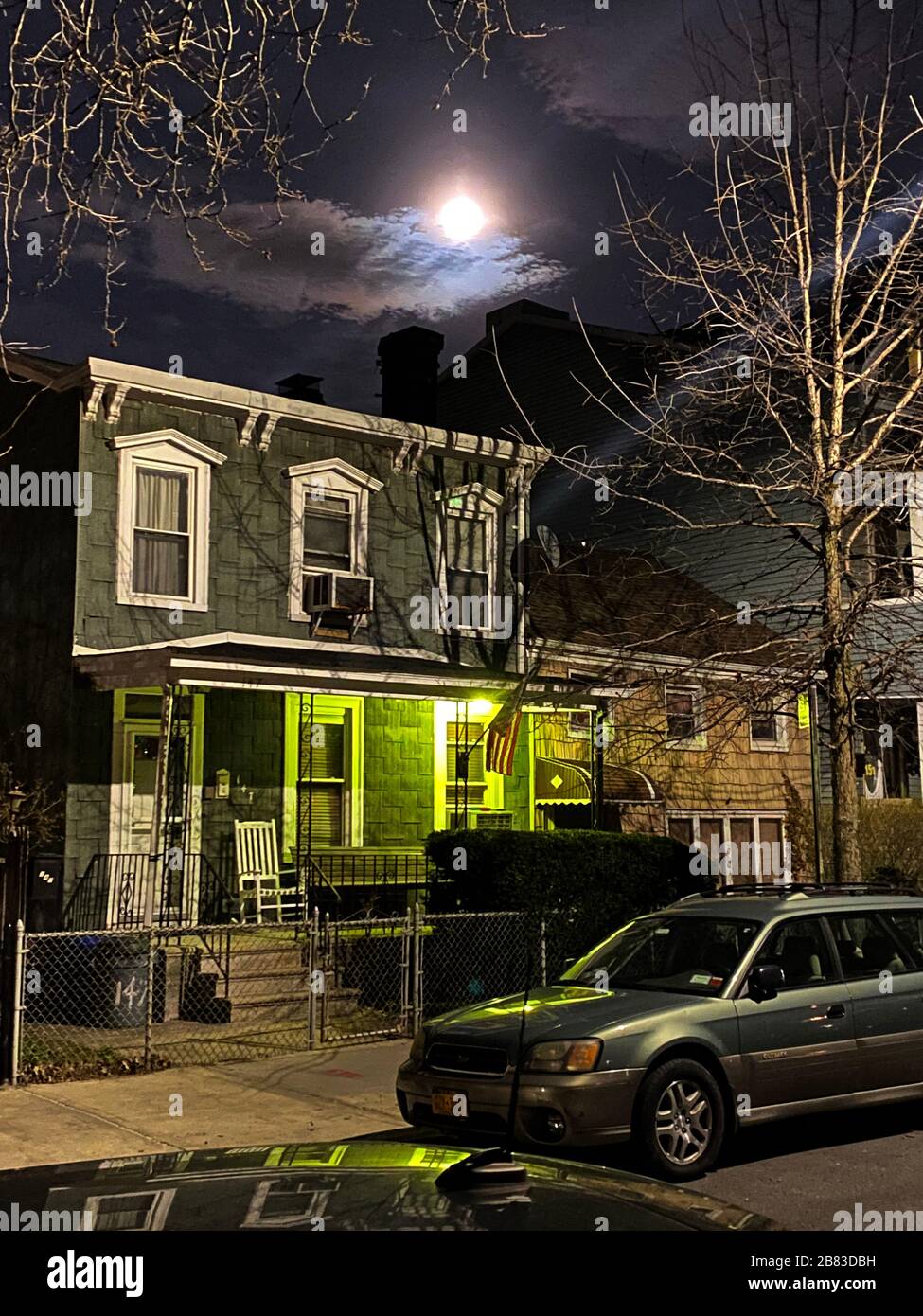 Full moon house neighborhood hi-res stock photography and images - Alamy