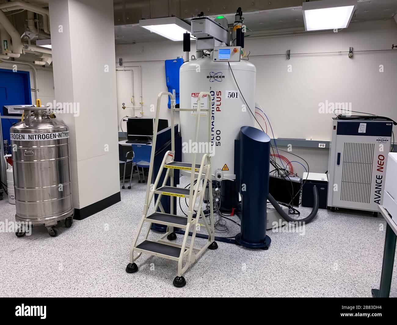 Nuclear magnetic resonance machine hi-res stock photography and images - Alamy