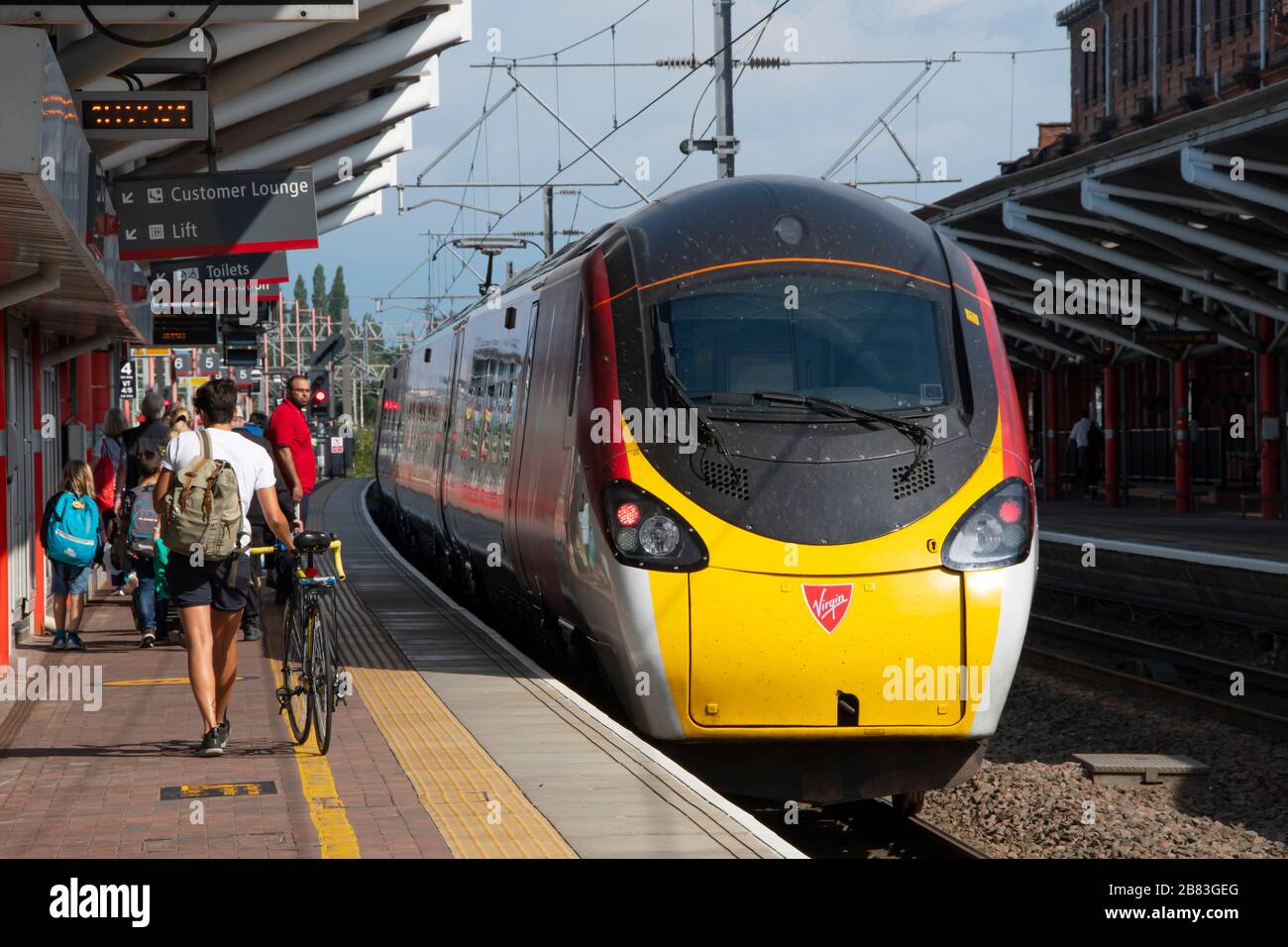 Virgin Class 390, Pendolino, electric tilting train at Rugby ...