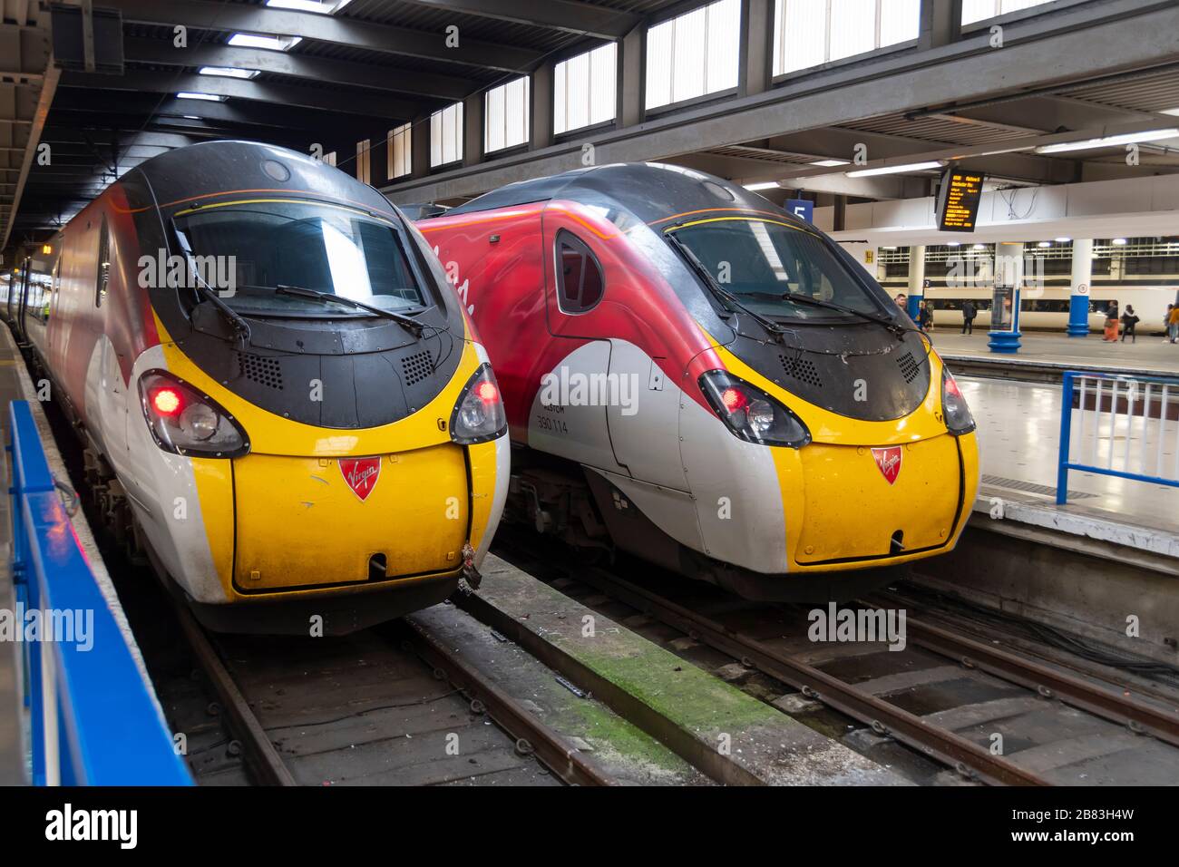 Two Virgin Class 390, Pendolino, electric tilting trains at Euston ...
