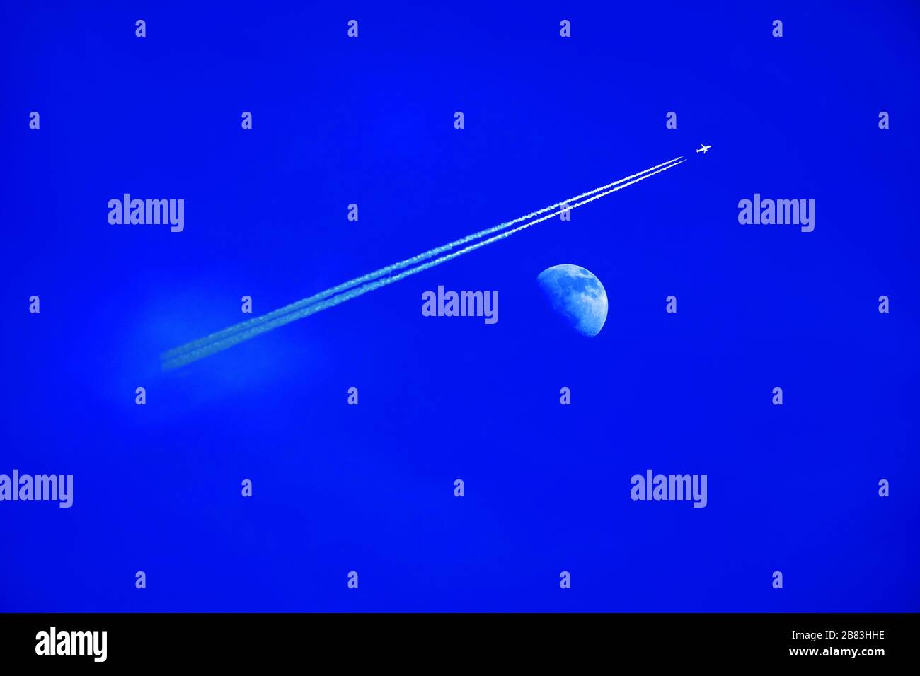 Night sky contrails hi-res stock photography and images - Alamy