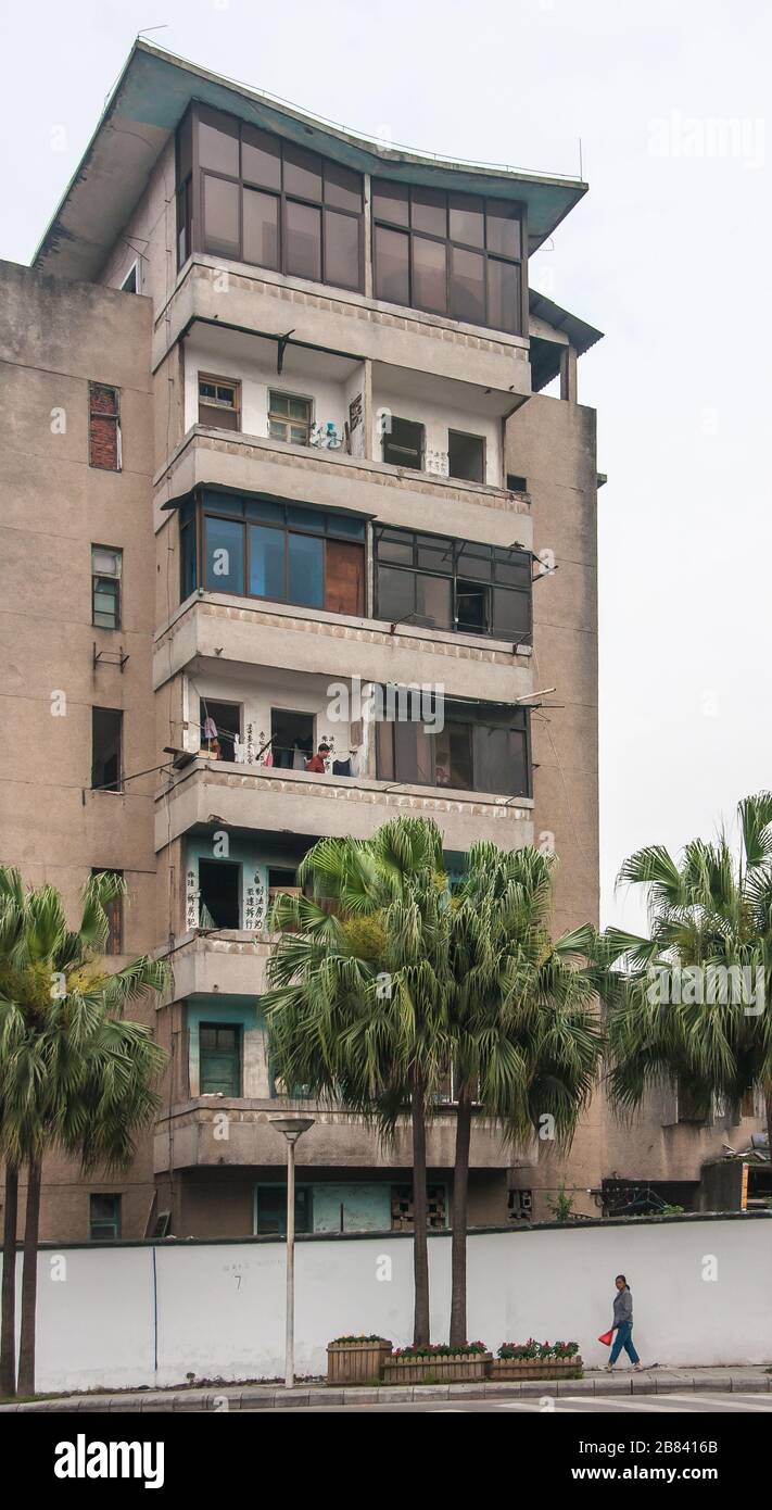 Gray apartment building hi-res stock photography and images - Alamy