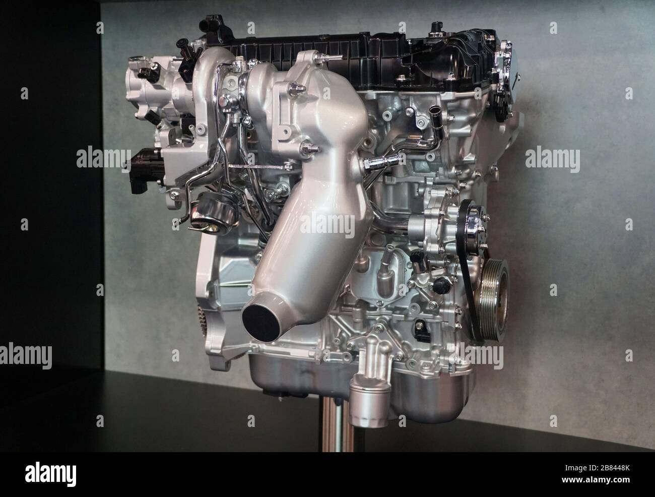Close up of a clean automobile engine and parts Stock Photo - Alamy