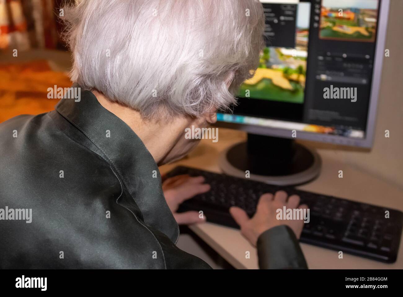 Old lady hands typing laptop hi-res stock photography and images - Alamy