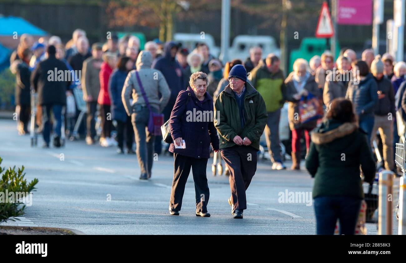 Form a queue hi-res stock photography and images - Alamy