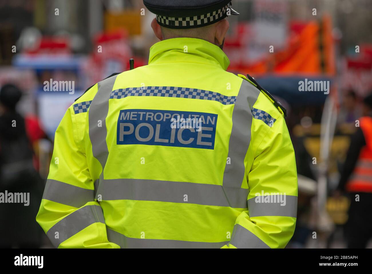Police officer back view uk hi-res stock photography and images - Alamy