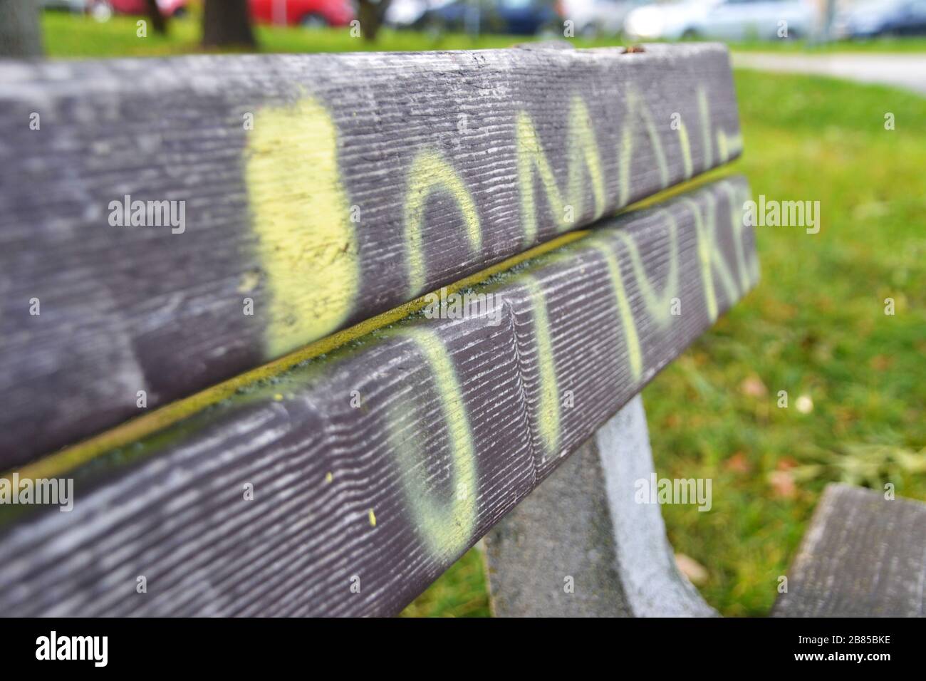 Graffiti bench hi-res stock photography and images - Alamy