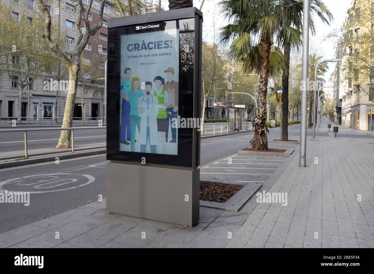 the diagonal Avenue completely empty of pedestrians and cars, the ...