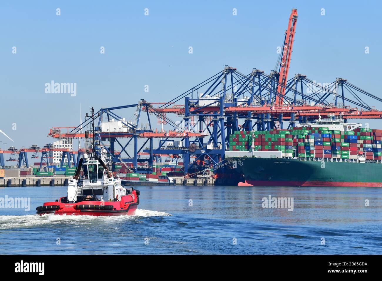 Overhead ships crane hi-res stock photography and images - Alamy