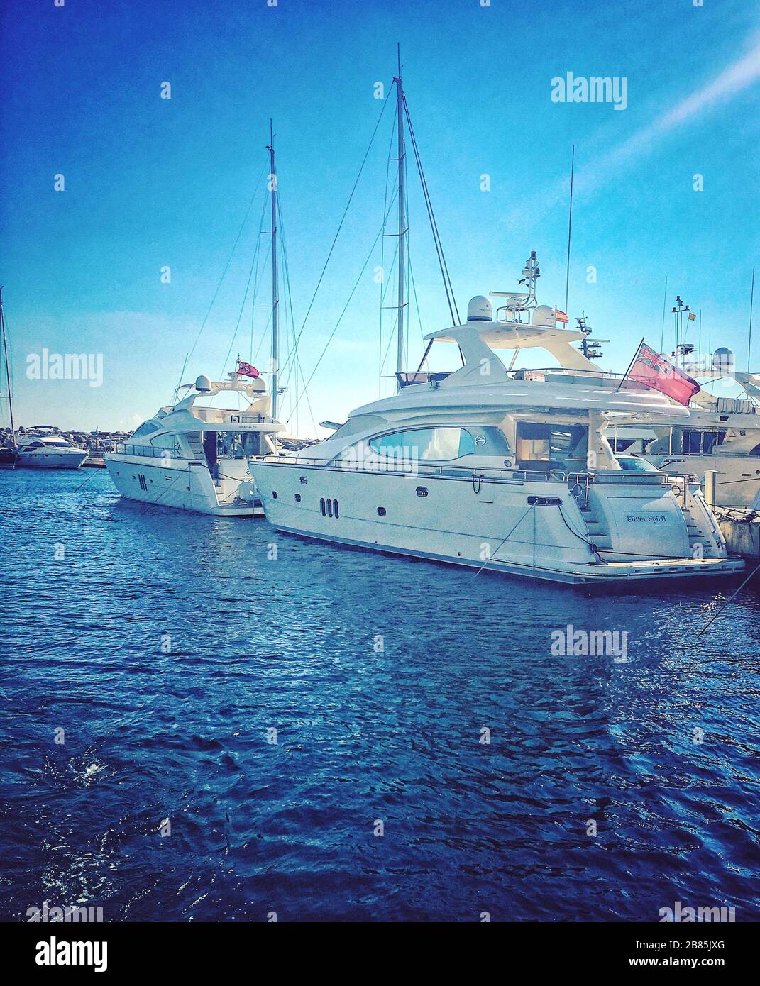 Blue waters clear skies hi-res stock photography and images - Alamy