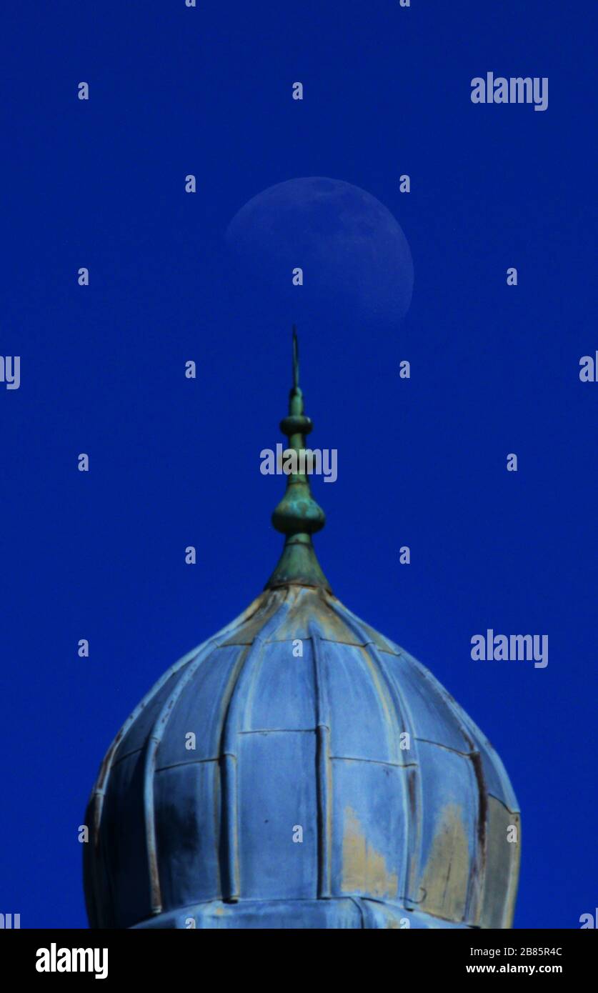 Al aqsa mosque and moon moon hi-res stock photography and images - Alamy