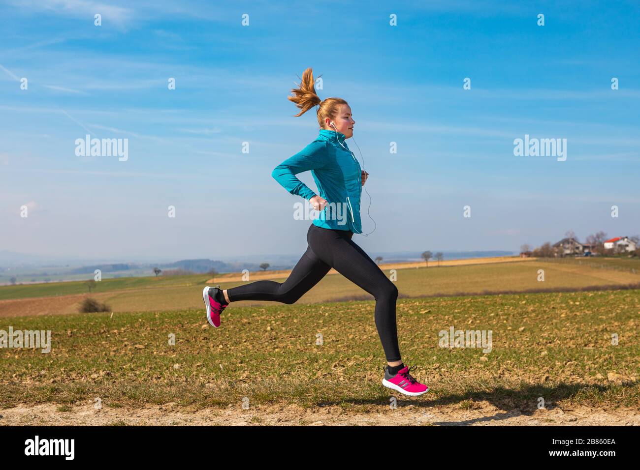 Girl jogging on trail hi-res stock photography and images - Alamy