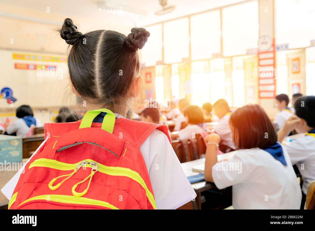 School girls back view hi-res stock photography and images - Alamy
