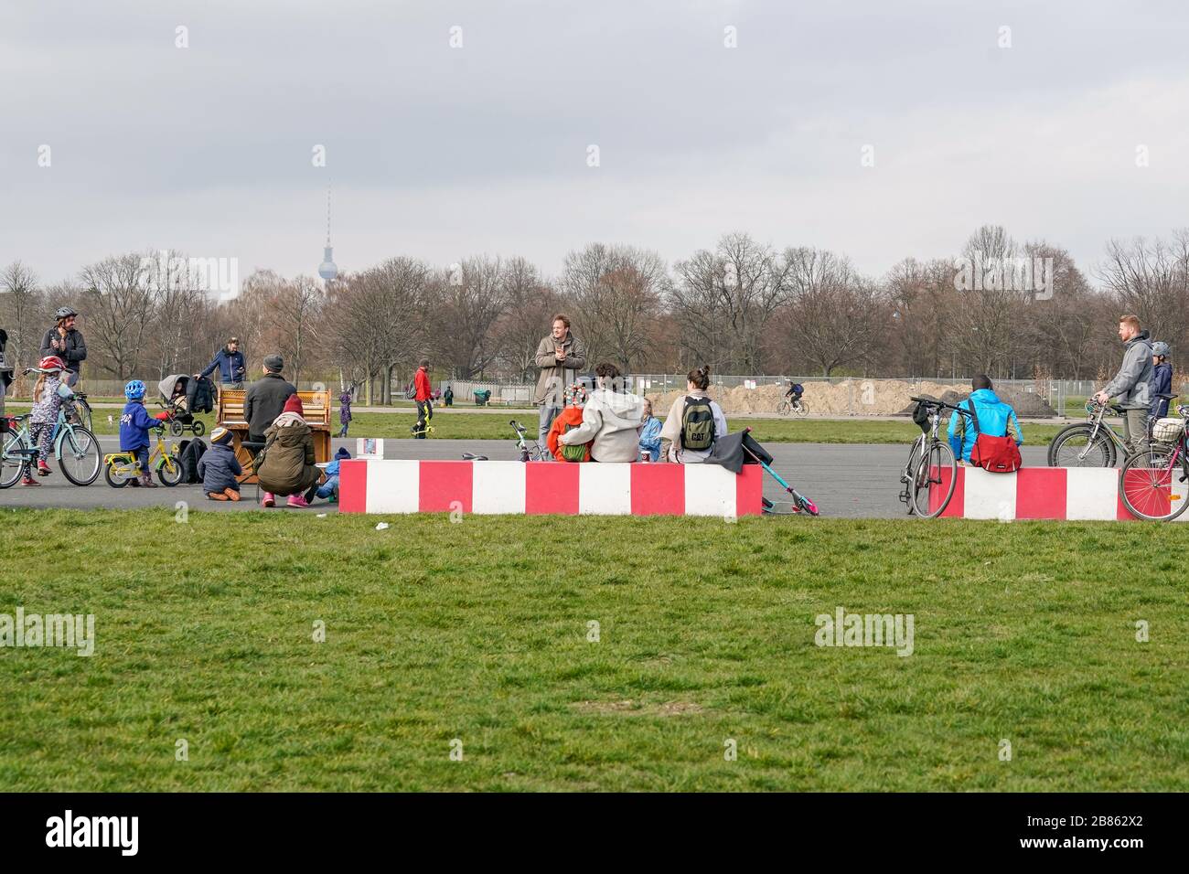 Crowd behavior concert hi-res stock photography and images - Alamy