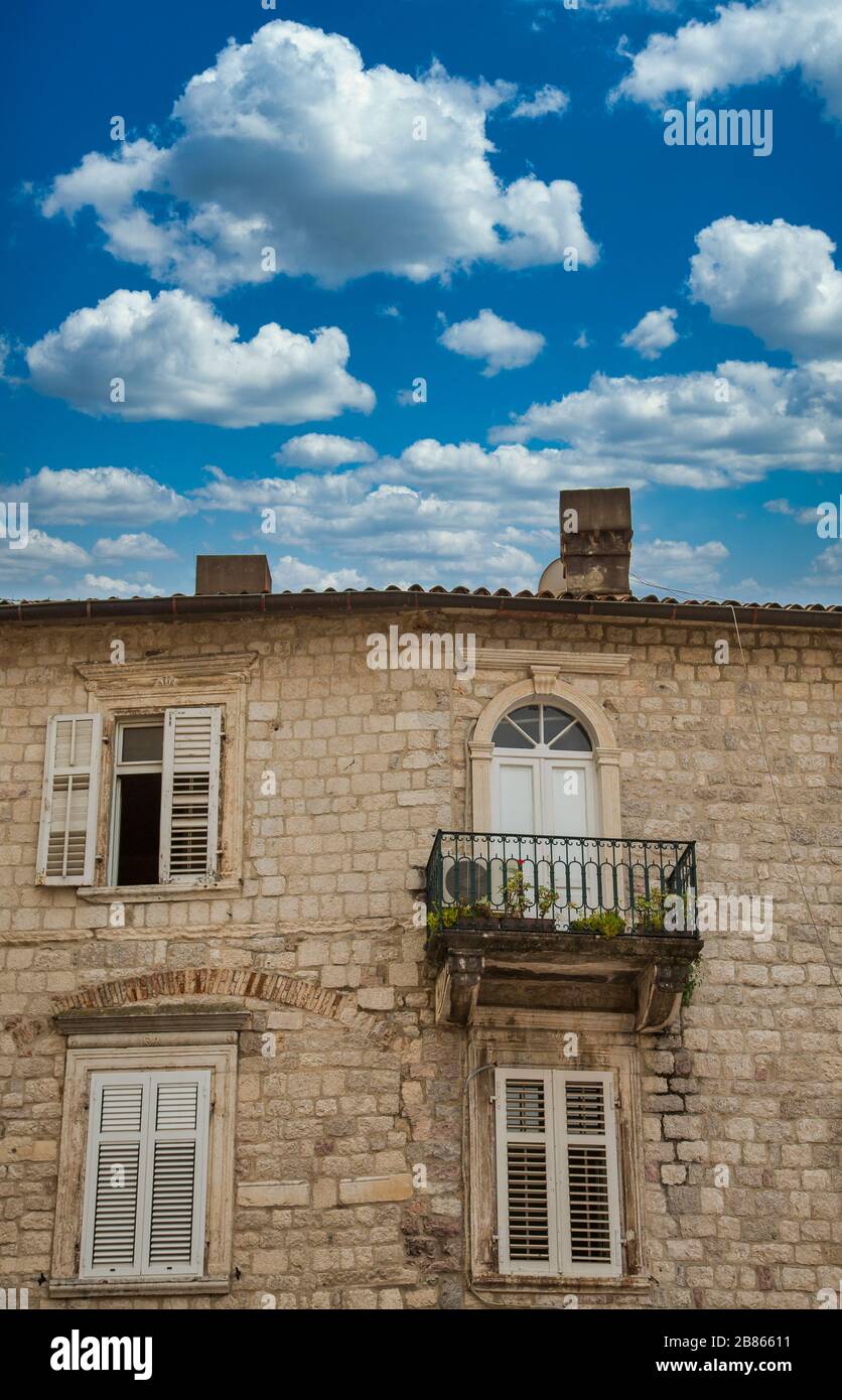 Buildings with balcony hi-res stock photography and images - Alamy