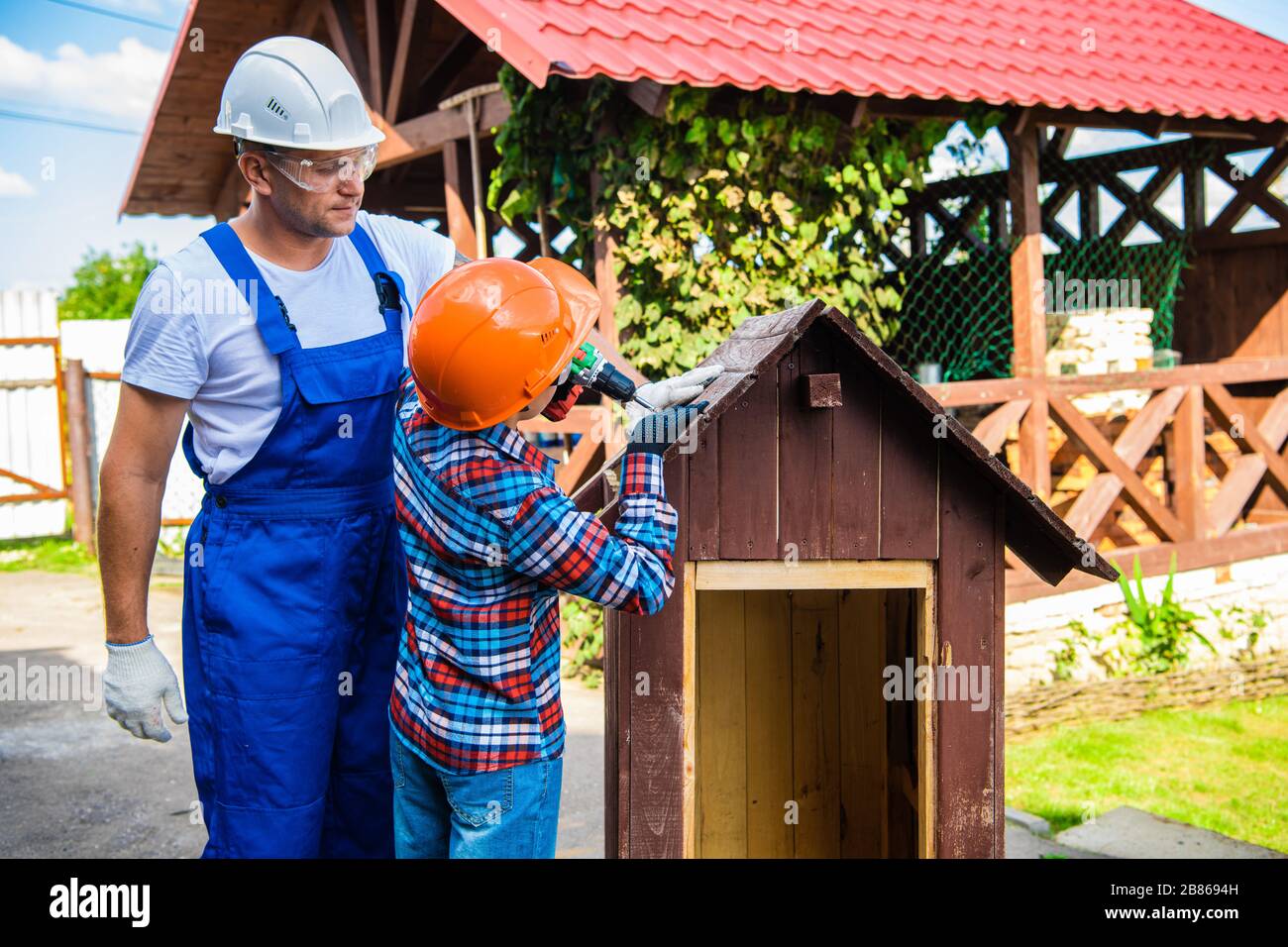 Father And Son Building Tree House Together Stock Photo - Alamy