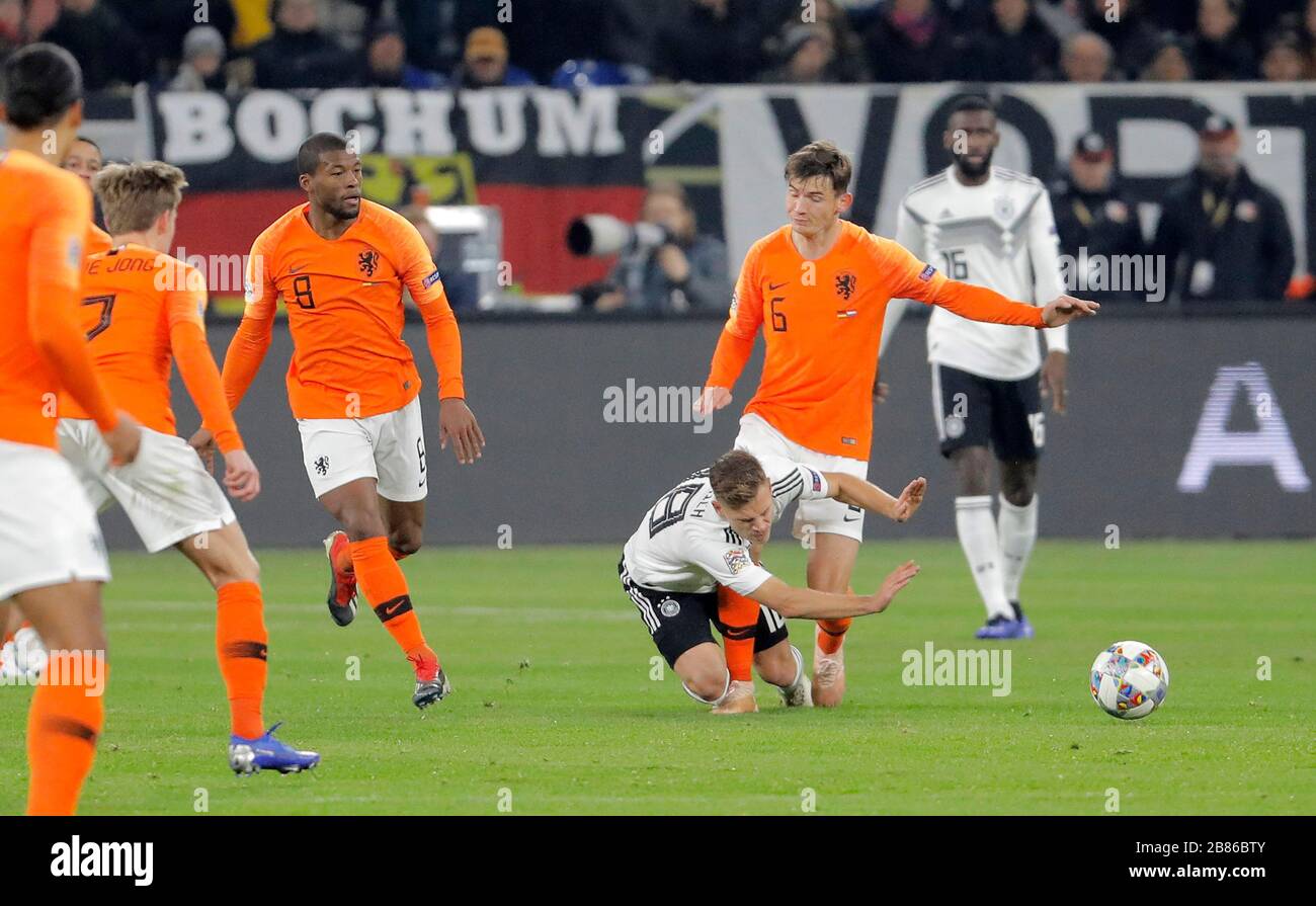 Schalke, Veltins-Arena, 19.11.19: Joshua Kimmich (M) (Deutschland) im Zweikampf mit Marten De ...