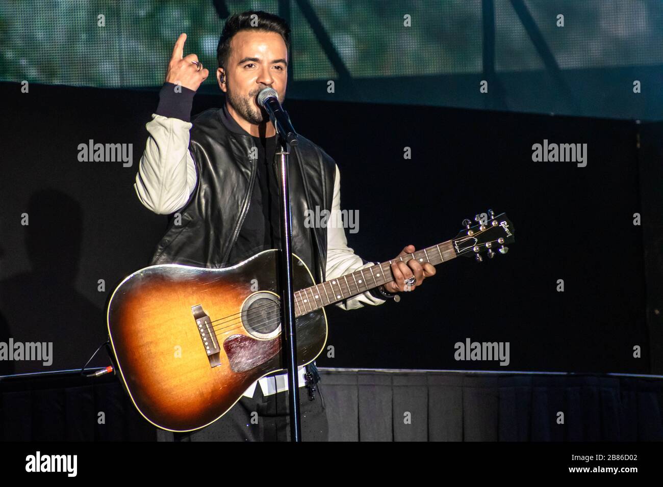 Luis fonsi dancers hi-res stock photography and images - Alamy