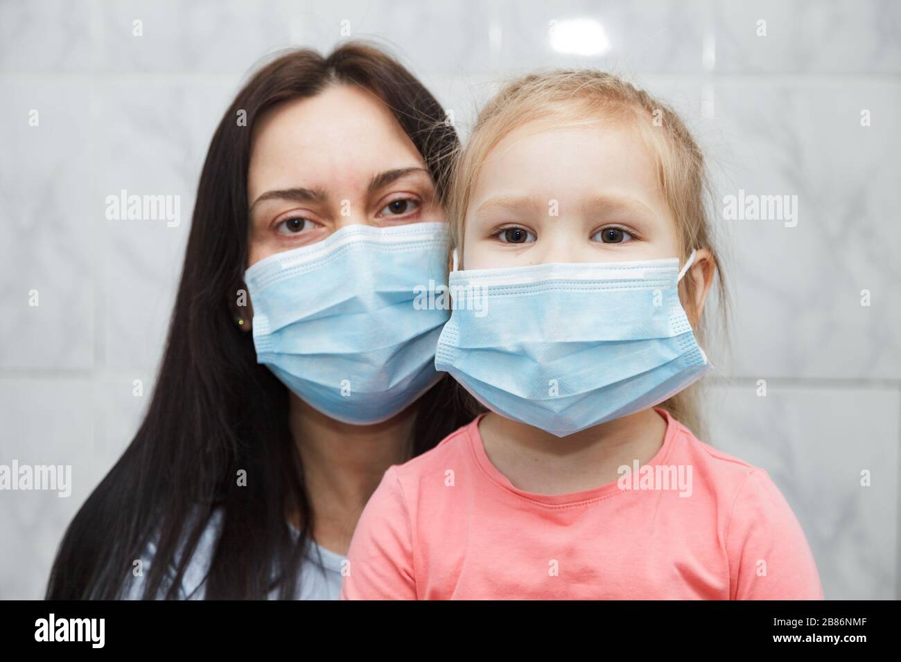 Couple masks hospital baby hi-res stock photography and images - Alamy