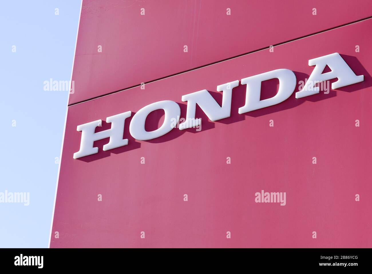 Honda logo sign white hi-res stock photography and images - Alamy
