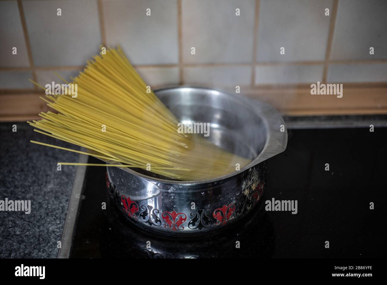 Spaghetti pasta in a pot Stock Photo - Alamy