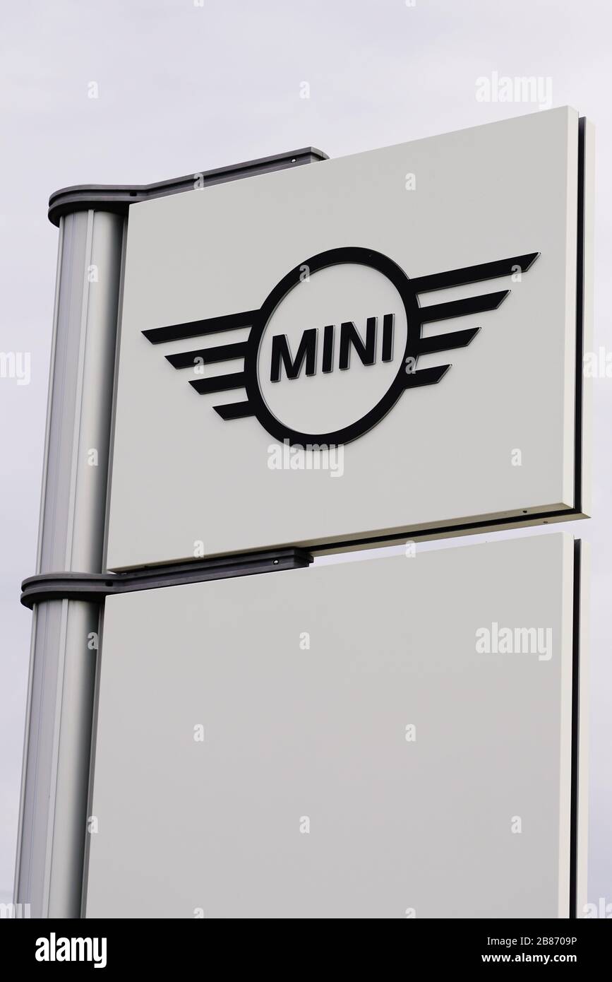 Bmw mini logo sign hi-res stock photography and images - Alamy