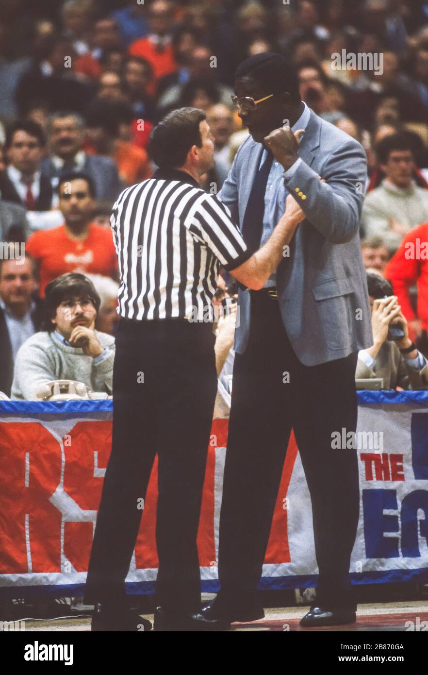 Basketball referee argument hi-res stock photography and images - Alamy