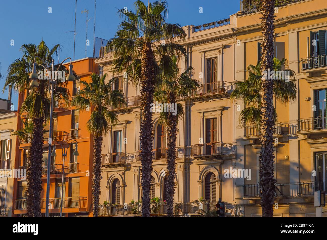 Retro buildings hi-res stock photography and images - Alamy