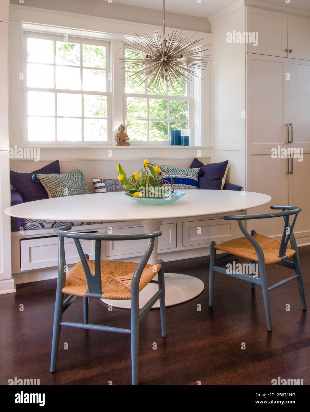 Banquette seating hi-res stock photography and images - Alamy