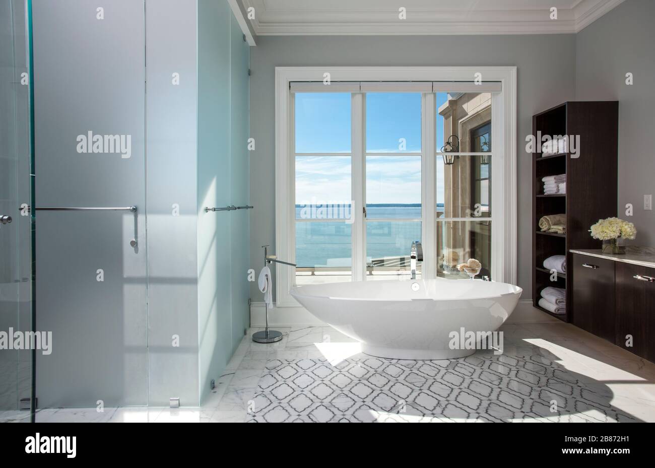 Large Contemporary Master bathroom Stock Photo - Alamy
