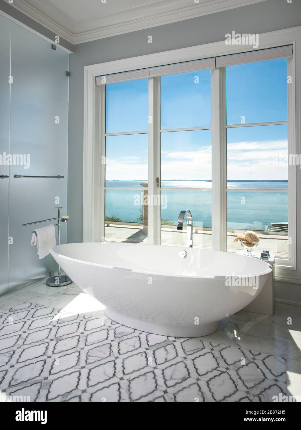 Large Contemporary Master bathroom Stock Photo - Alamy