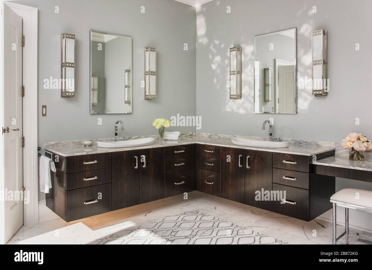 Large Contemporary Master bathroom Stock Photo - Alamy