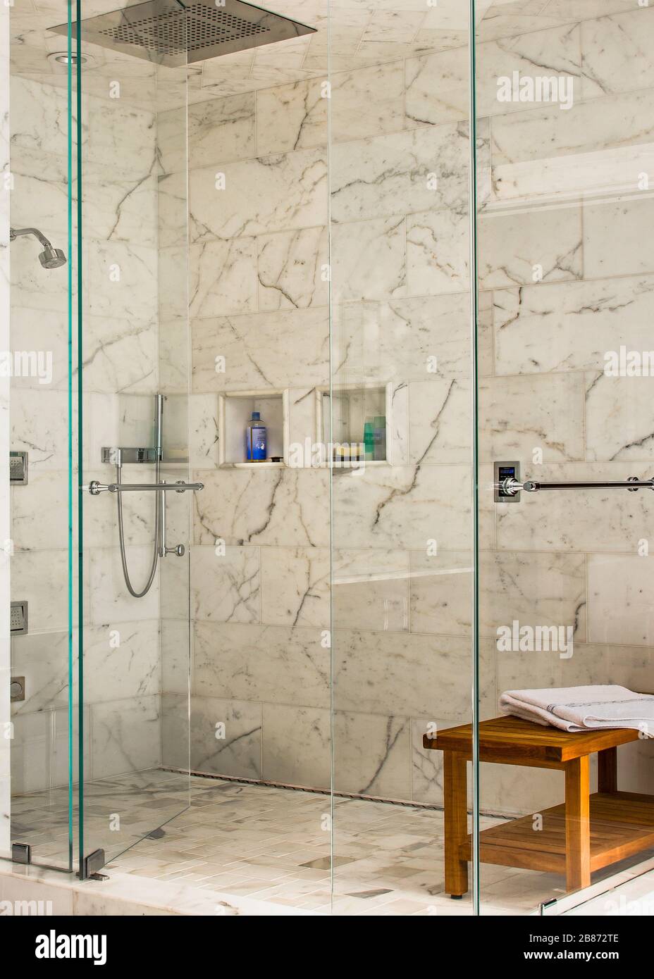 Large Contemporary Master bathroom Stock Photo - Alamy