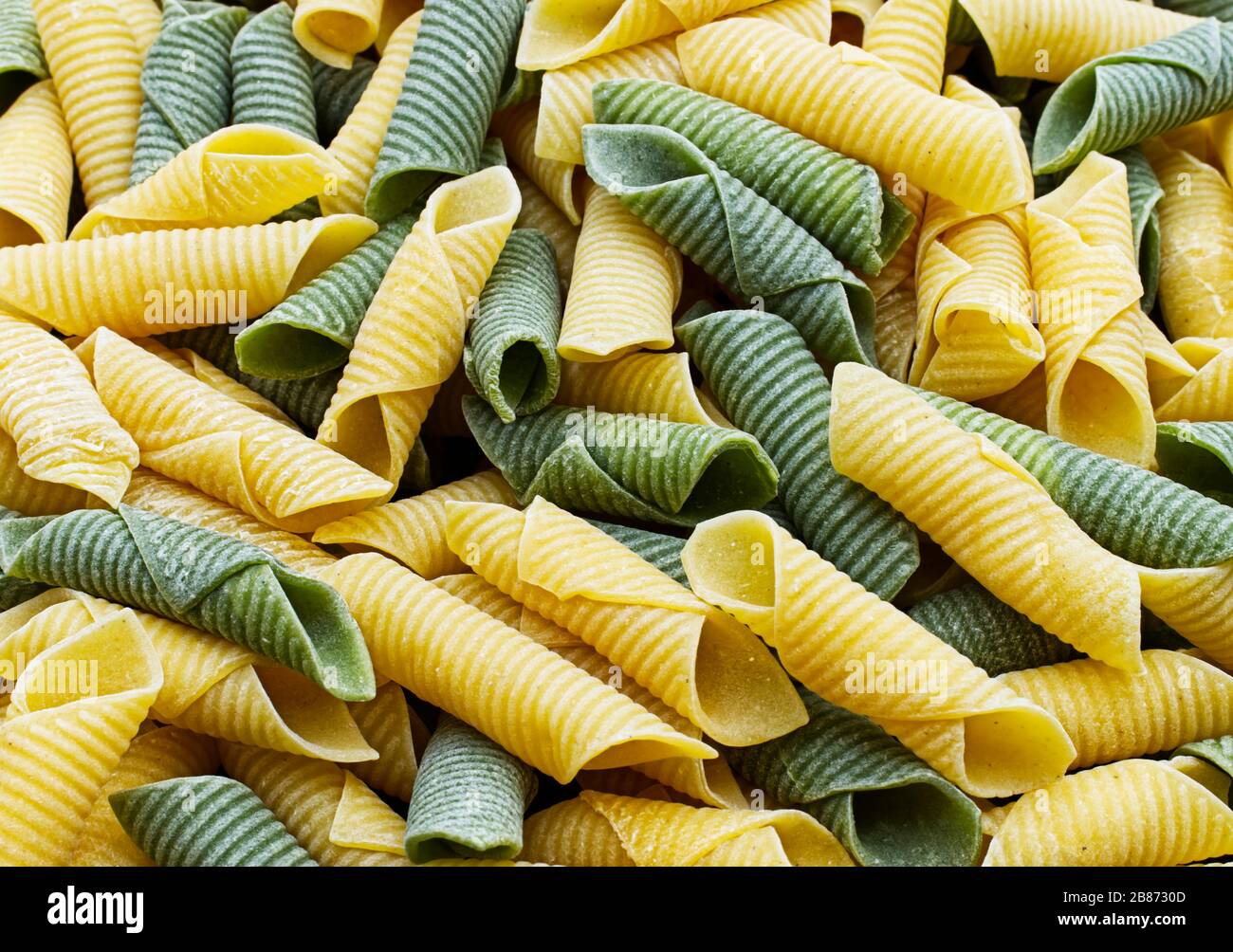 Italian raw colored pasta. Maccheroni al pettine Stock Photo - Alamy
