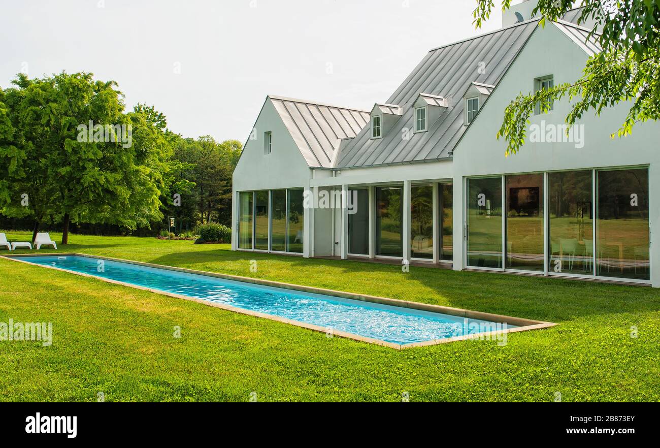 Modern farmhouse and lap pool Stock Photo - Alamy