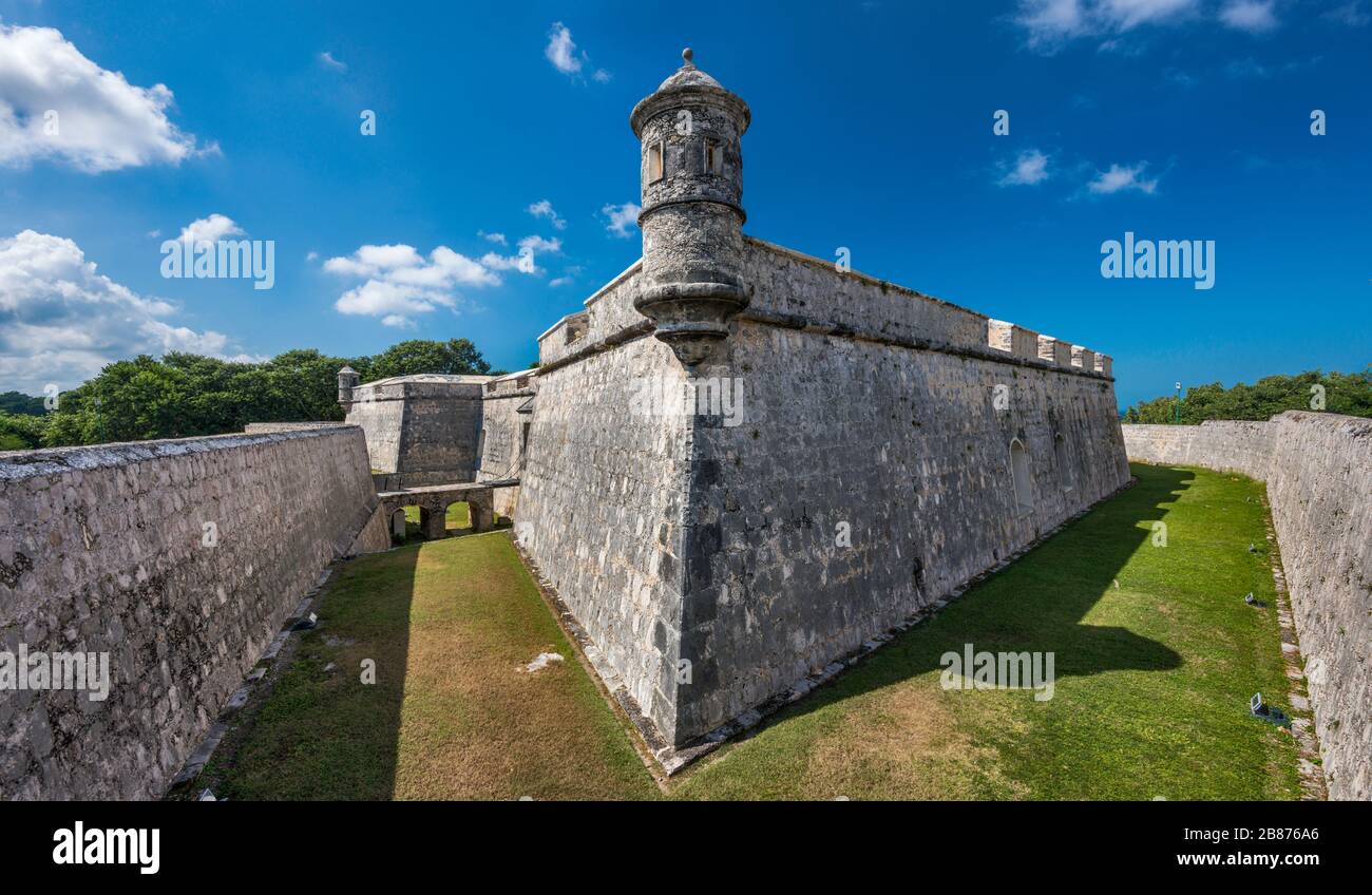 Bartizan at defensive wall over dry moat at Fuerte de San Miguel in ...