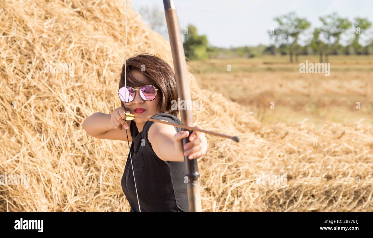 Female bow hunting hi-res stock photography and images - Alamy