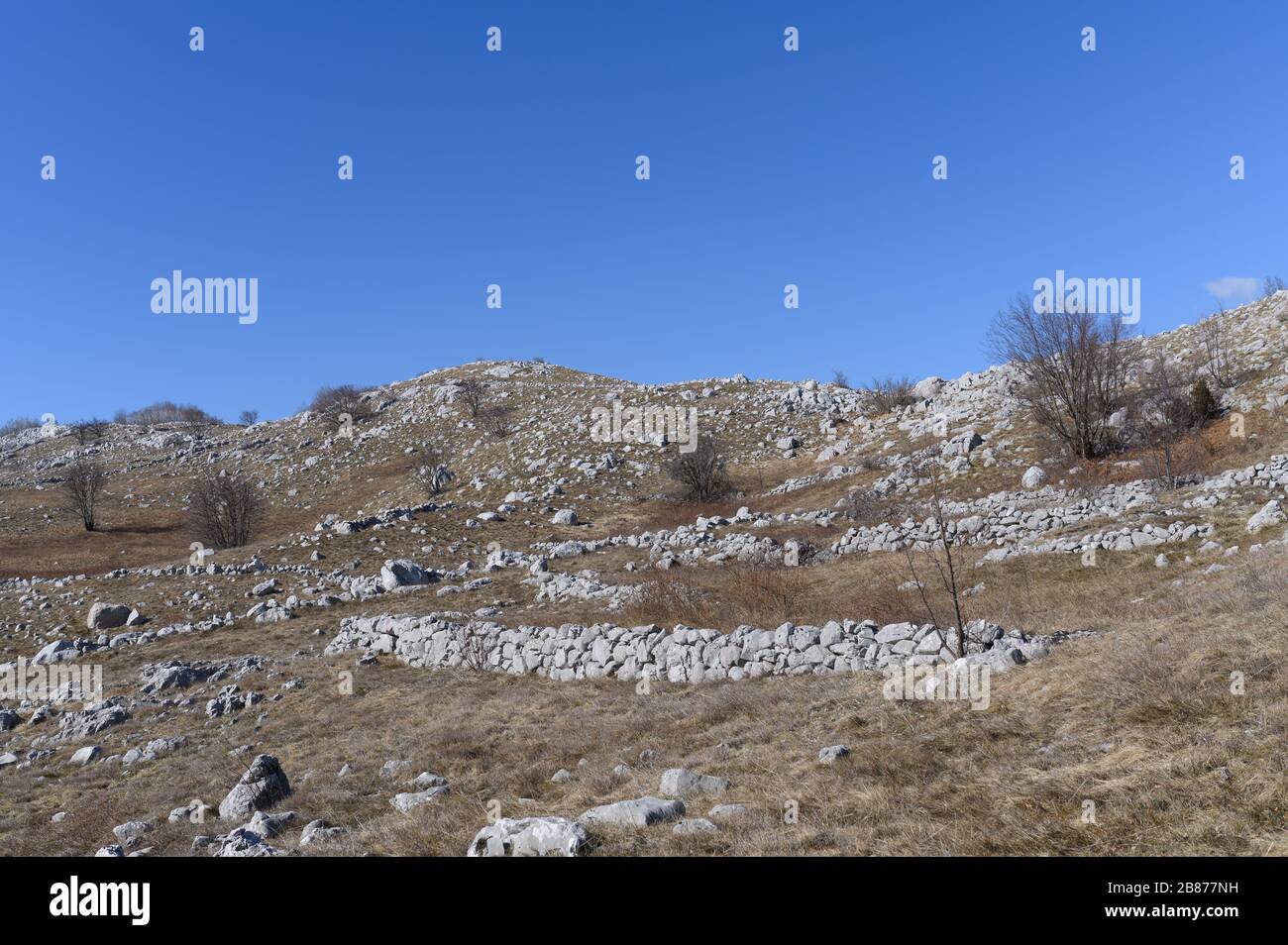 Rustic stone wall hi-res stock photography and images - Alamy