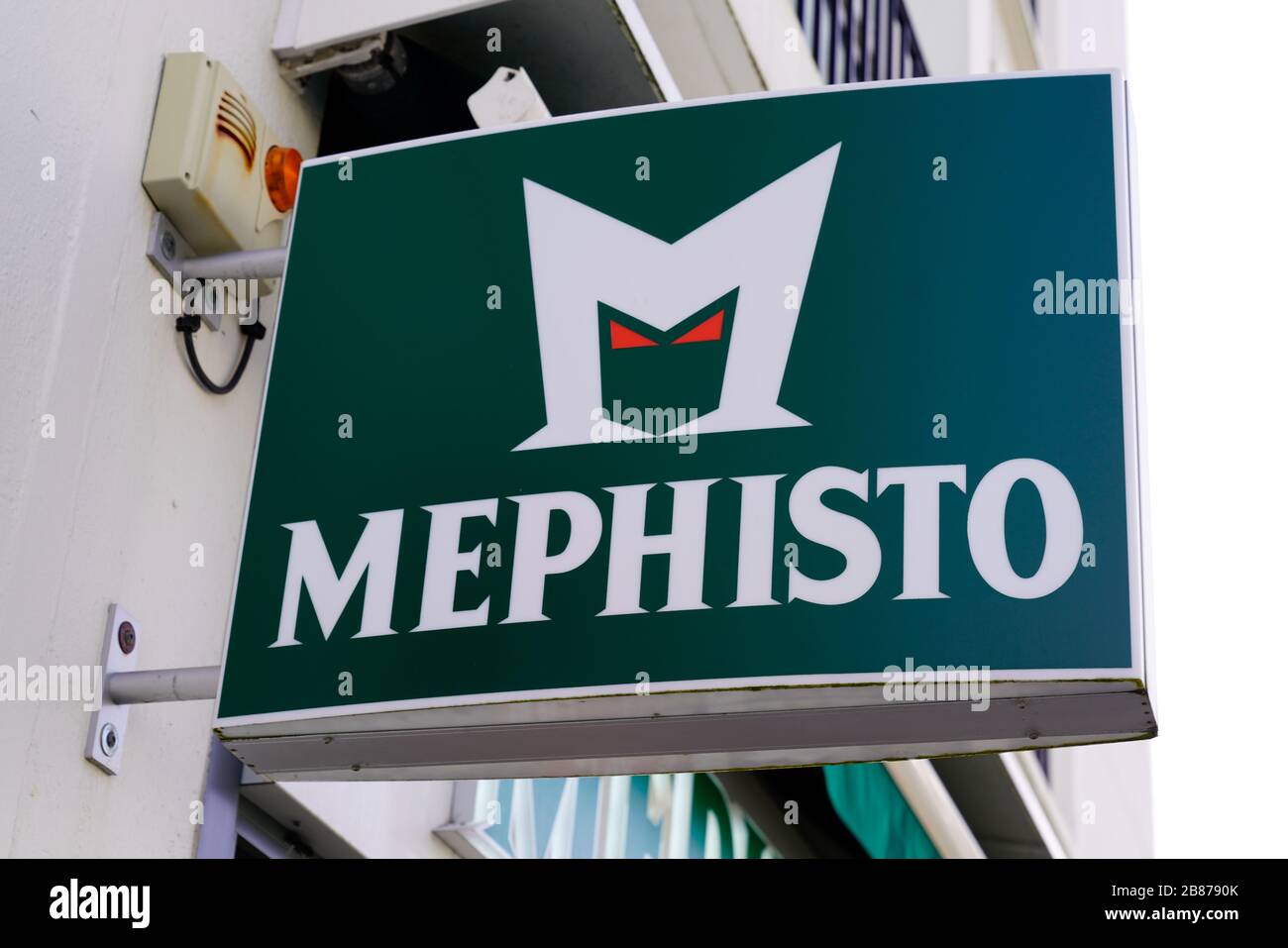 Bordeaux , Aquitaine / France - 02 15 2020 : Mephisto signs logo green ...