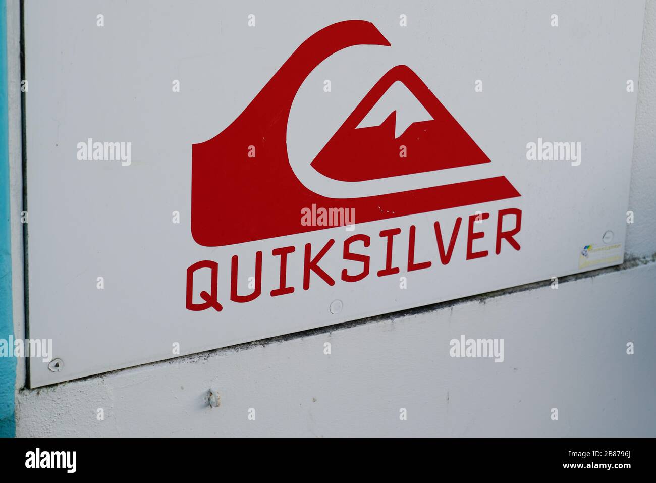 Quicksilver logo on clothing hi-res stock photography and images - Alamy