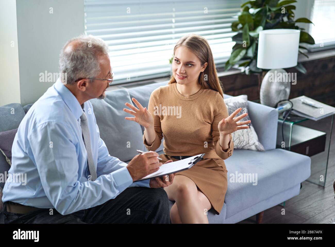 Psychiatrist and patient couch hi-res stock photography and images - Alamy