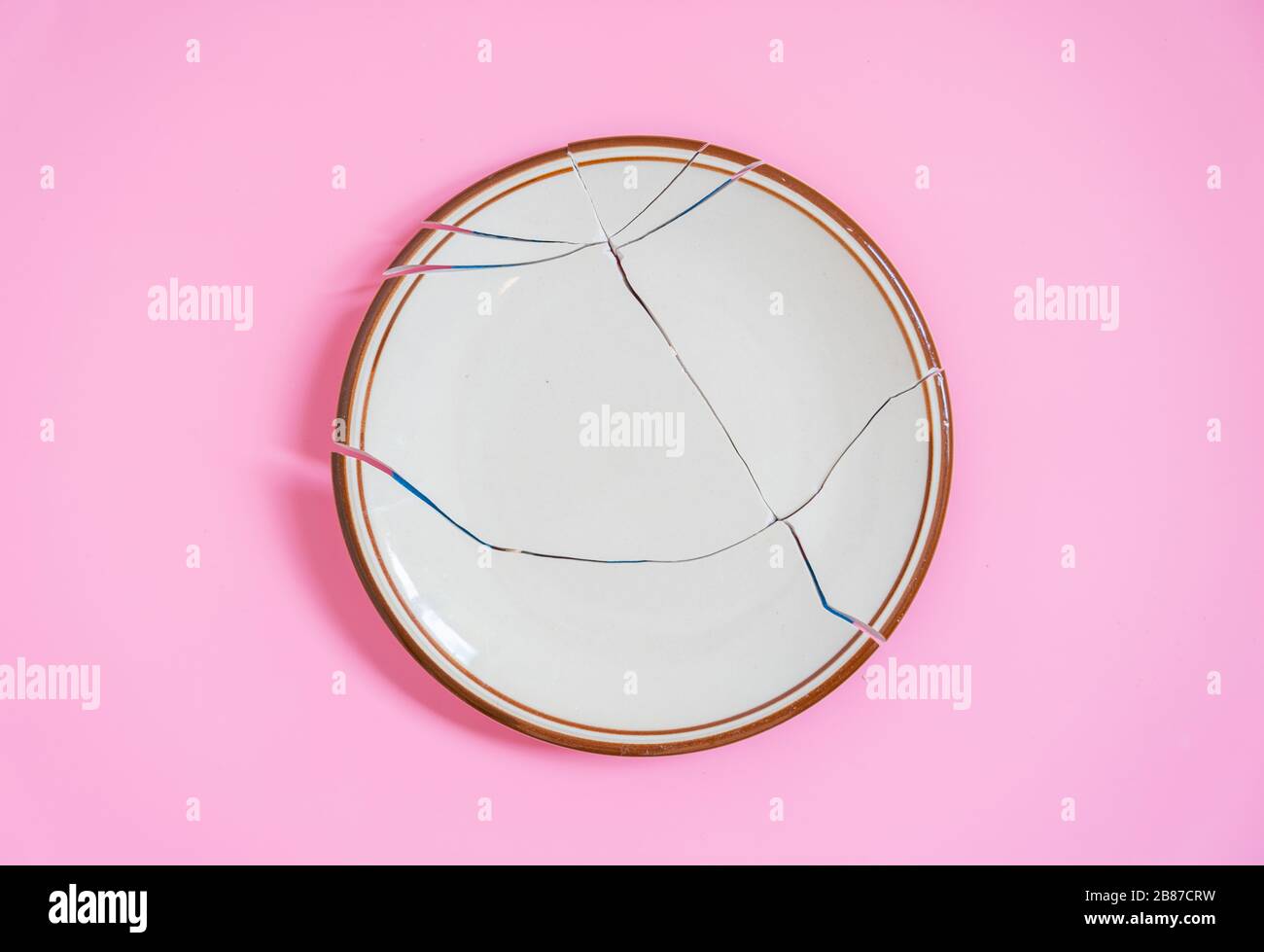 Plate broken above hi-res stock photography and images - Alamy