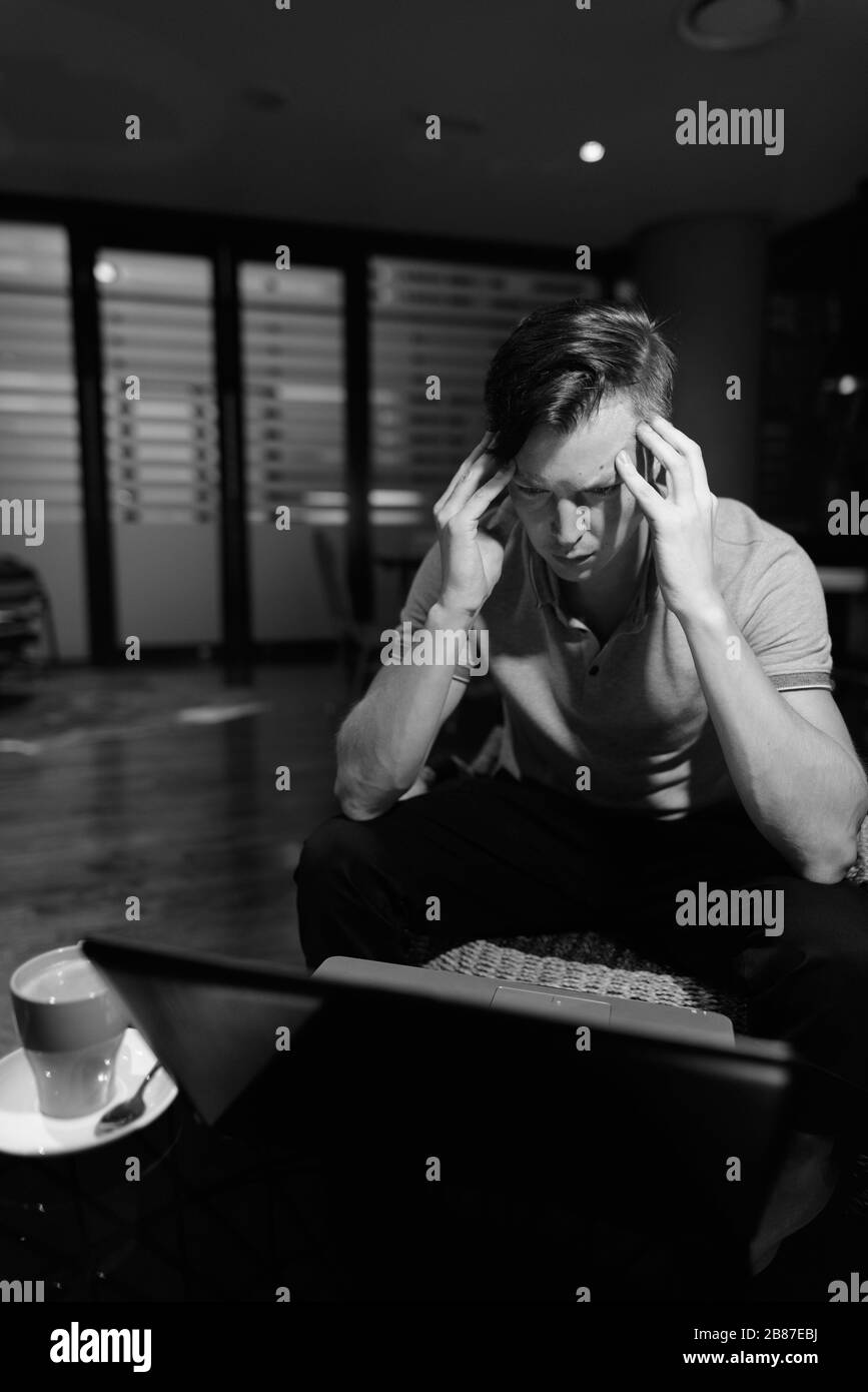 Frustrated young man computer hi-res stock photography and images - Alamy