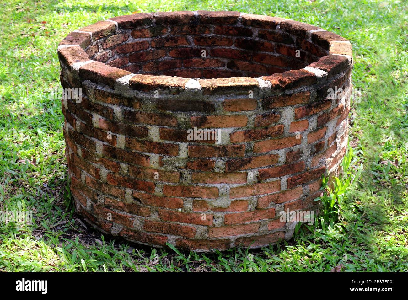 Old red brick pond loop sphere, Cement old pond circle, coterie, ambit ...