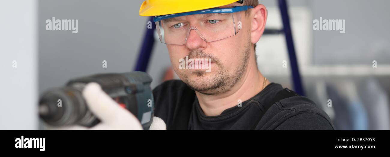 Man drilling into brick hi-res stock photography and images - Alamy